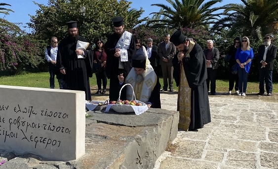 Η ιστορική στιγμή που ο Αρχιεπίσκοπος Κρήτης γονατίζει στον τάφο του Ν ...