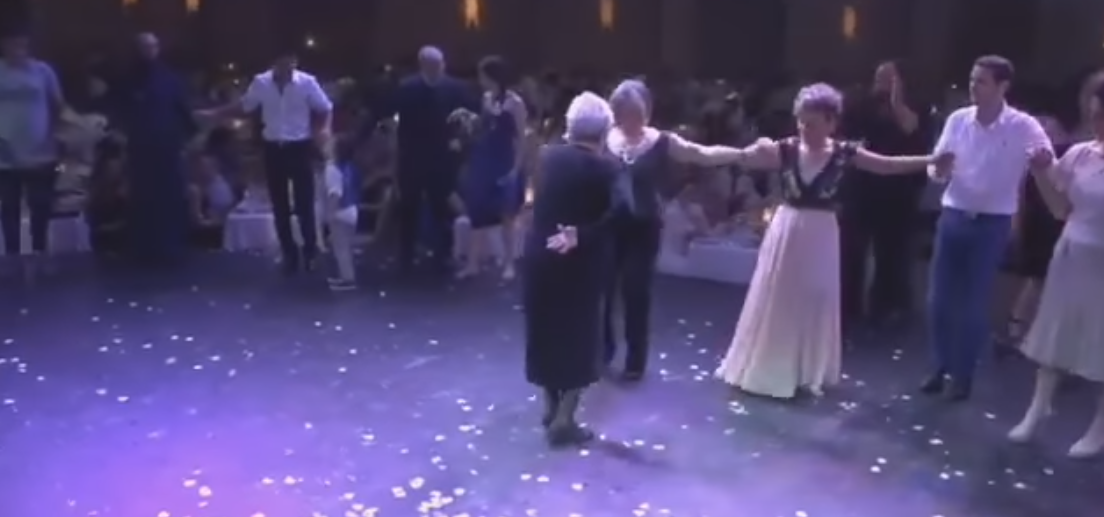 Viral: Γιαγιά 96 ετών χορεύει κρητικό χορό και αποθεώνεται (VIDEO ...